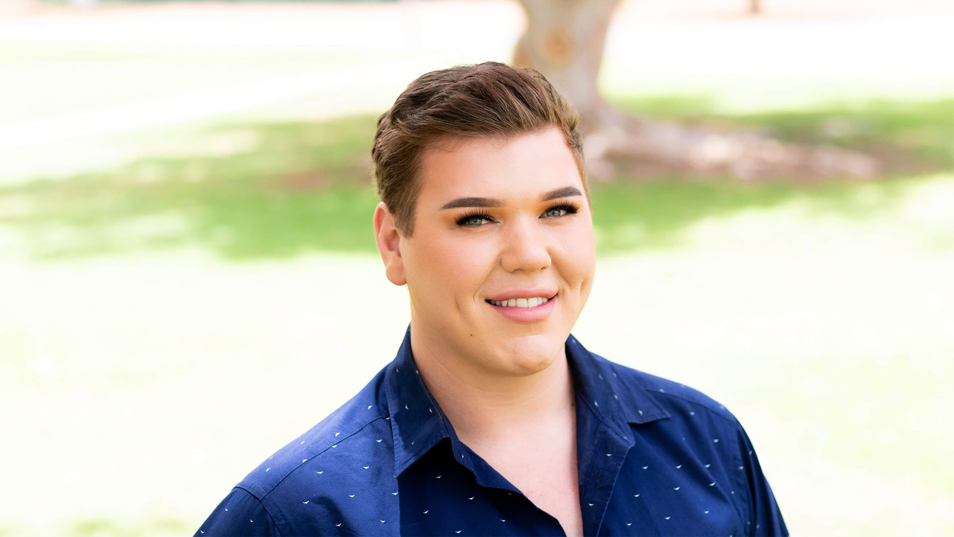 Holding the door open | Global